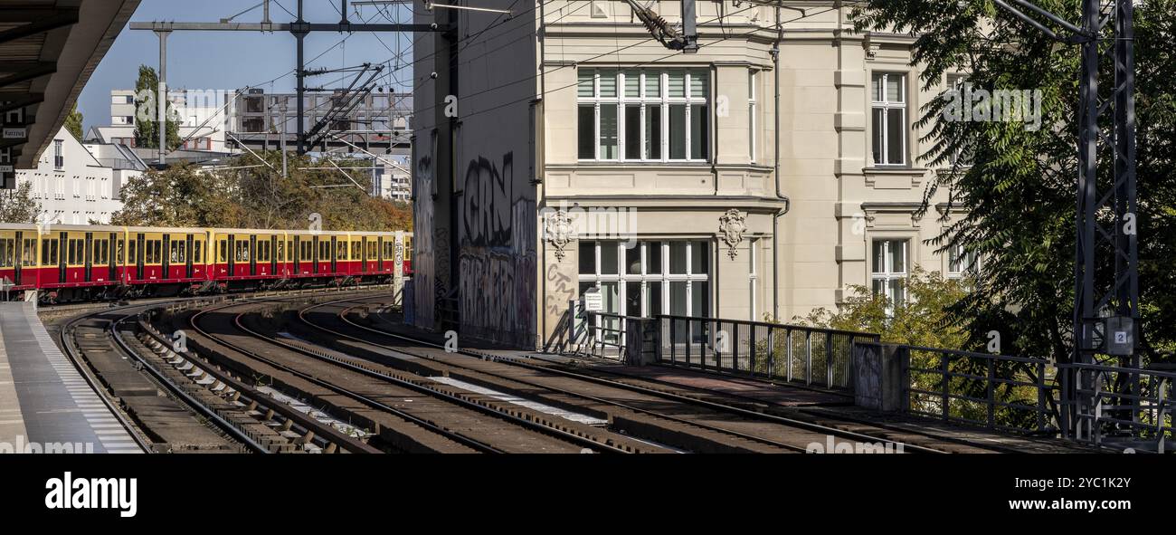 Tiergarten S-Bahn station with local and long-distance trains, Berlin ...