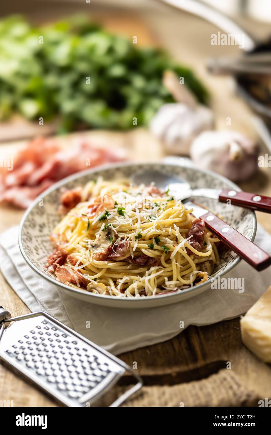 Traditional Italian spaghetti with prosciutto, mushrooms and parmesan ...