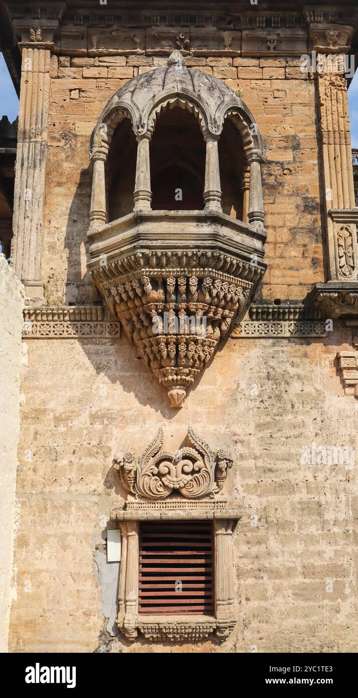 Beautiful delicate design on the windows of Naulakha Palace, Gondal ...