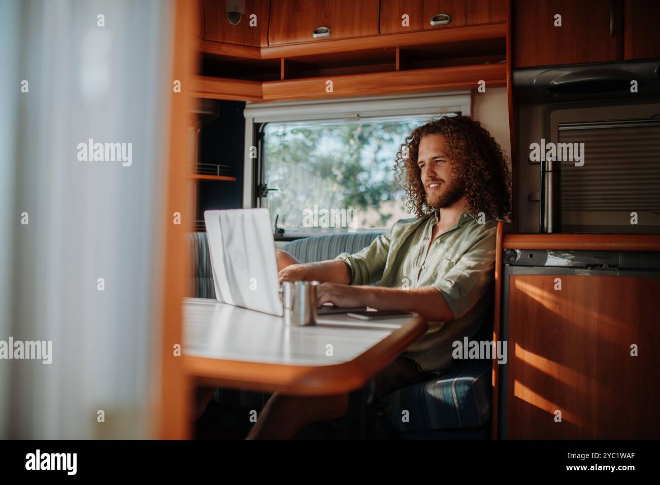 Working remotely mountains hi-res stock photography and images - Alamy