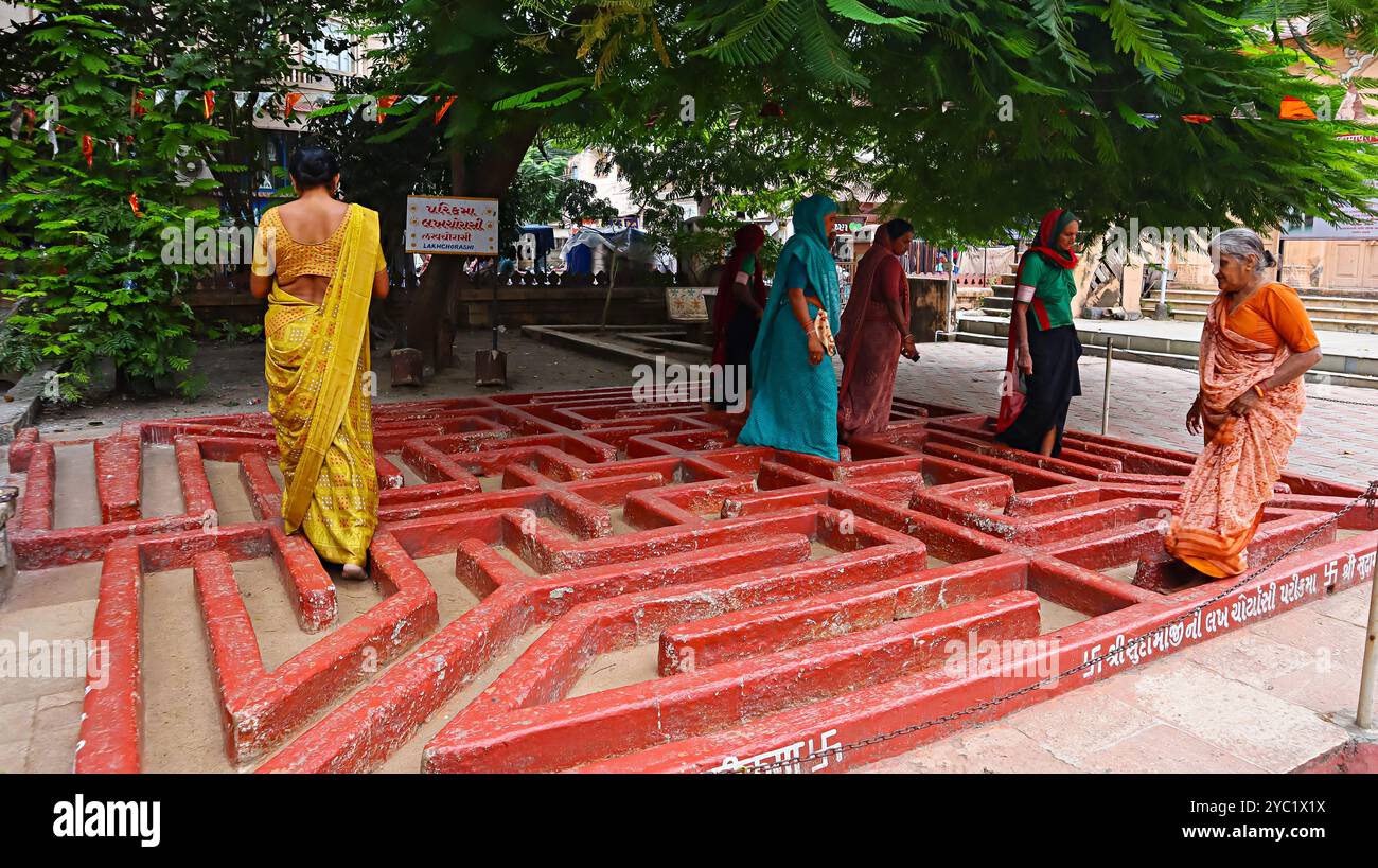 Women performing Lakh Chaurasi Prikrama near Sudama Temple, Porbandar ...