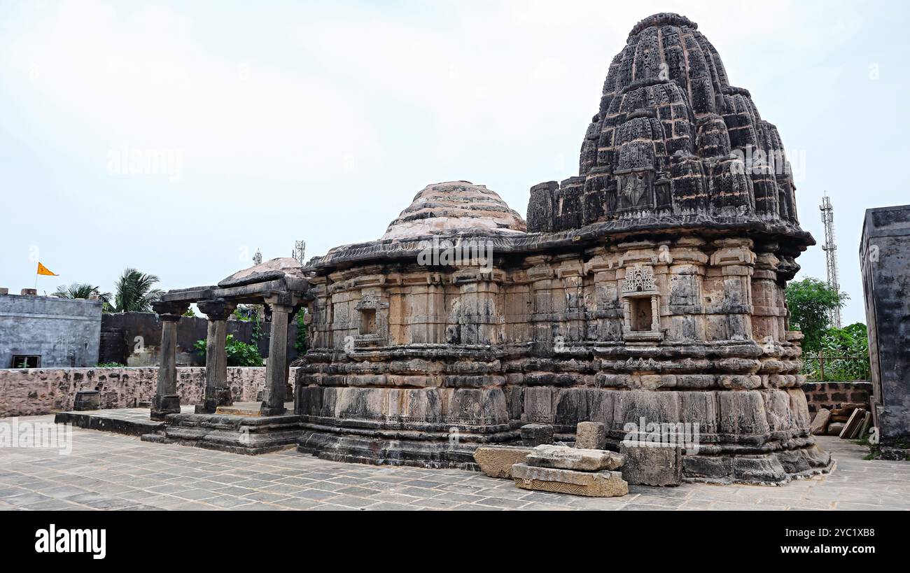 View of Old Parshwanath Temple, a 14th-century ruined monument, Miyani ...