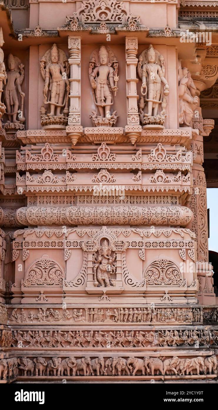 Beautiful carving sculptures of Hindu deities and animals on Shree ...