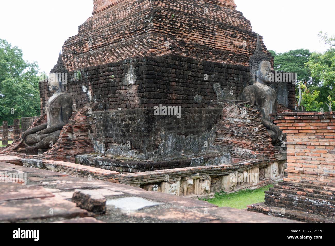 Wat Mahathat at Sukhothai Historical Park: the ruins of Sukhothai ...