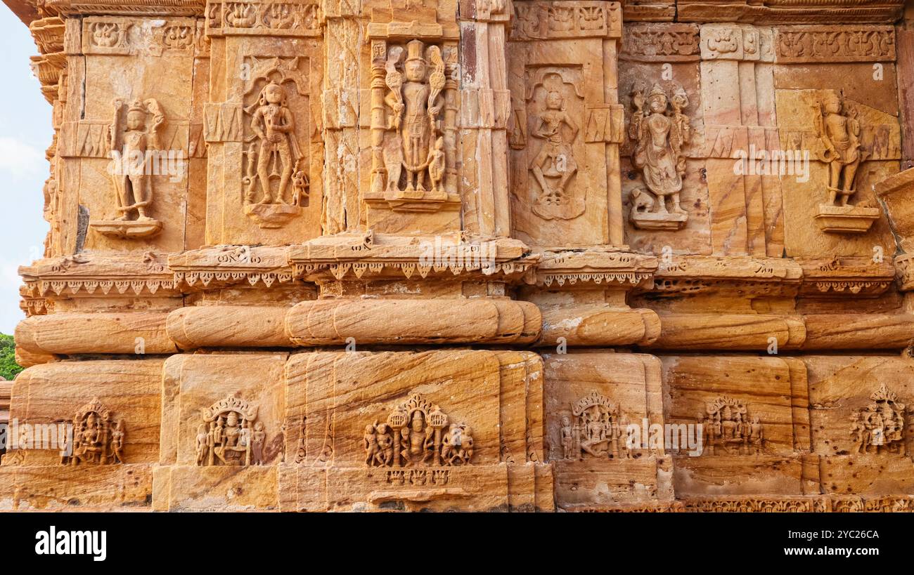 Beautiful carvings of Hindu deities on Surajdeval Temple, Thangadh ...