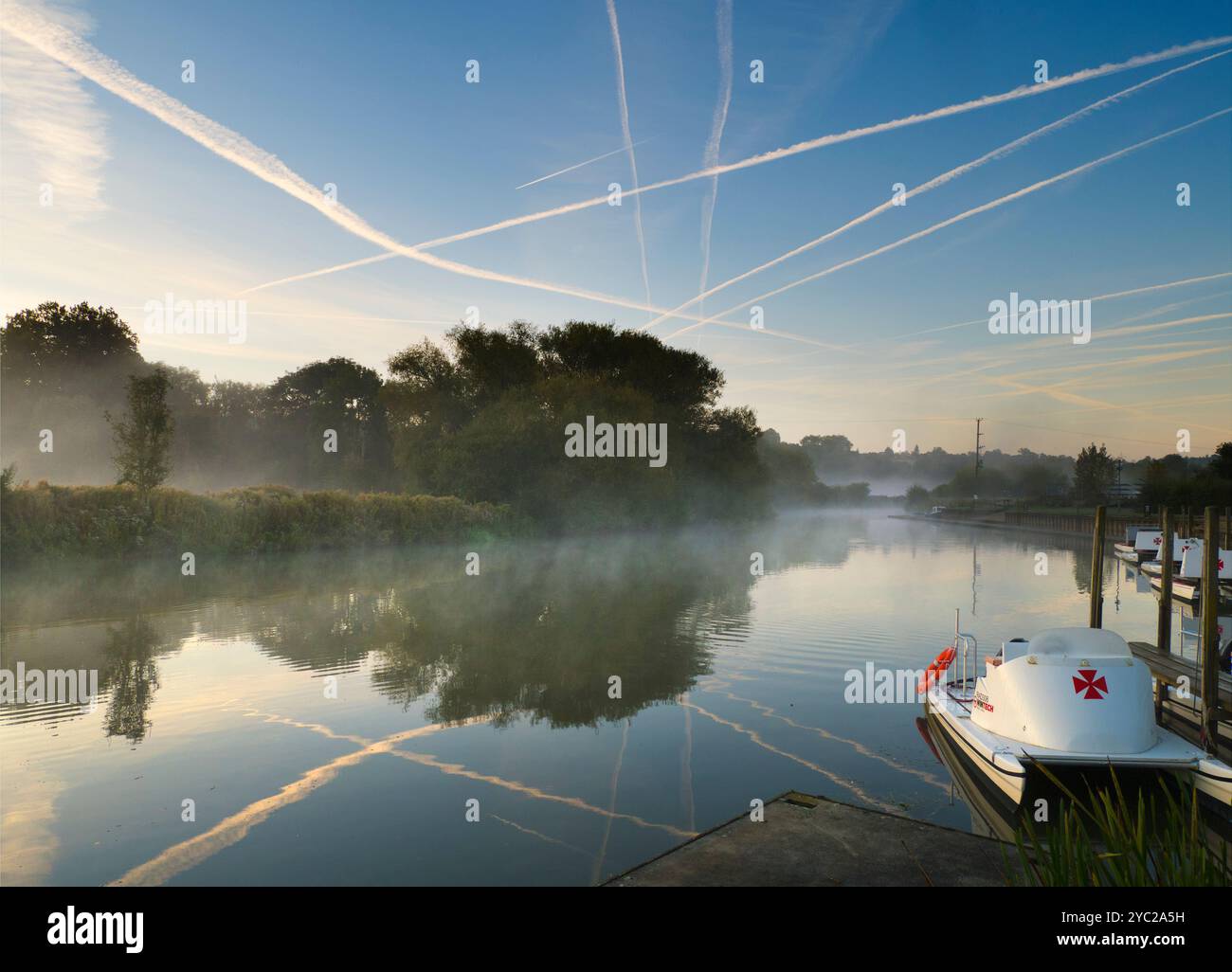 Sunrise over a beautiful stretch of the River Thames by Radley ...