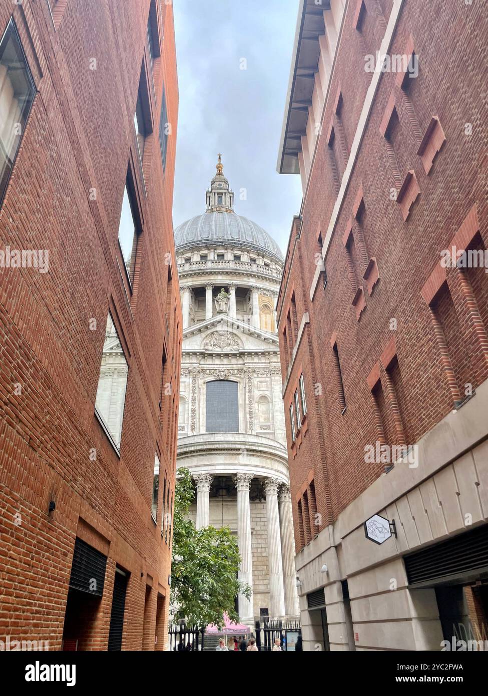 London puddle reflection slabs hi-res stock photography and images - Alamy