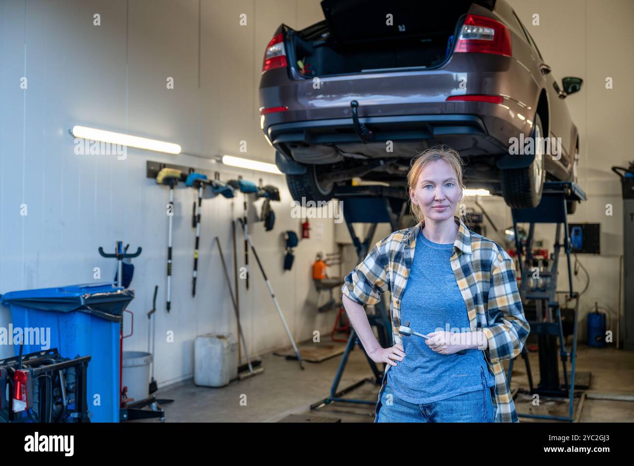 Side view female mechanic hi-res stock photography and images - Alamy