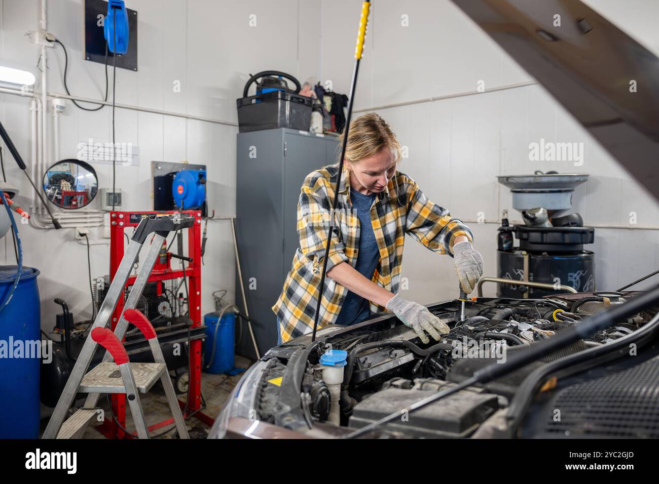 Mechanic woman working on hi-res stock photography and images - Alamy