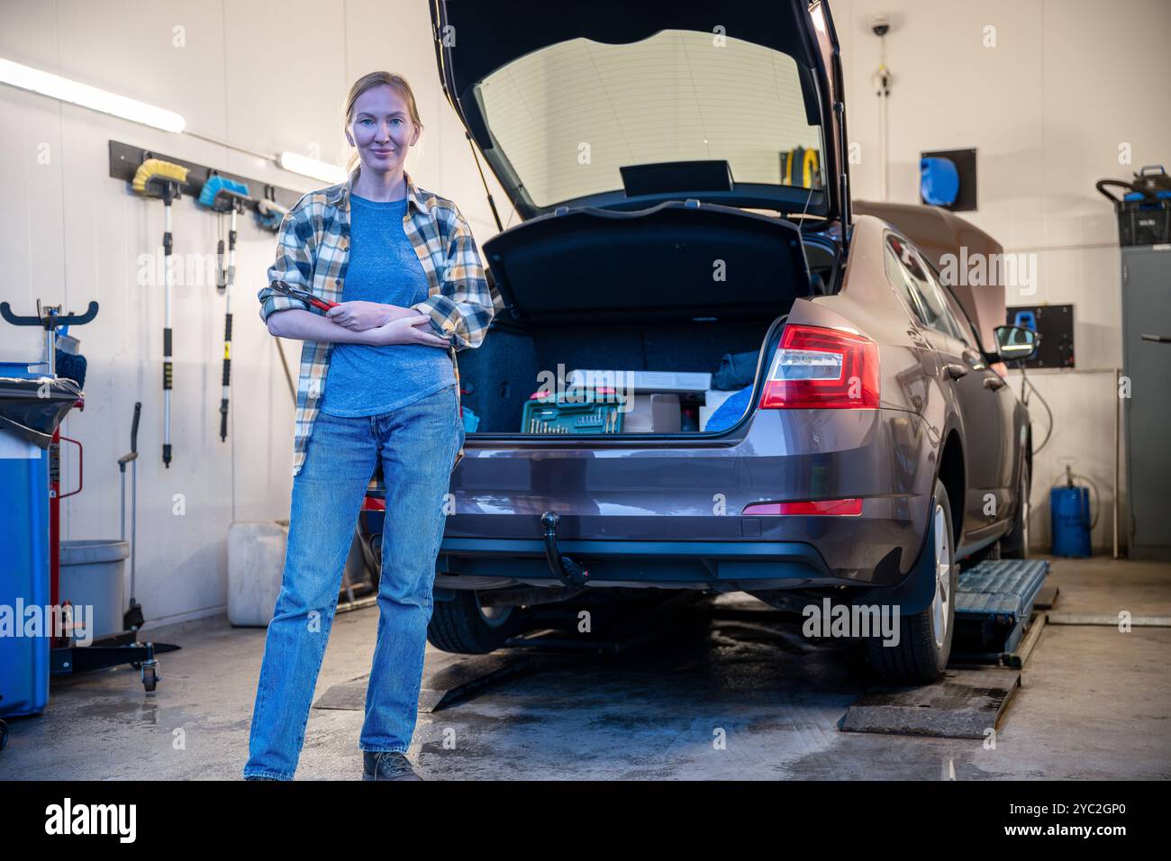 Side view female mechanic hi-res stock photography and images - Alamy