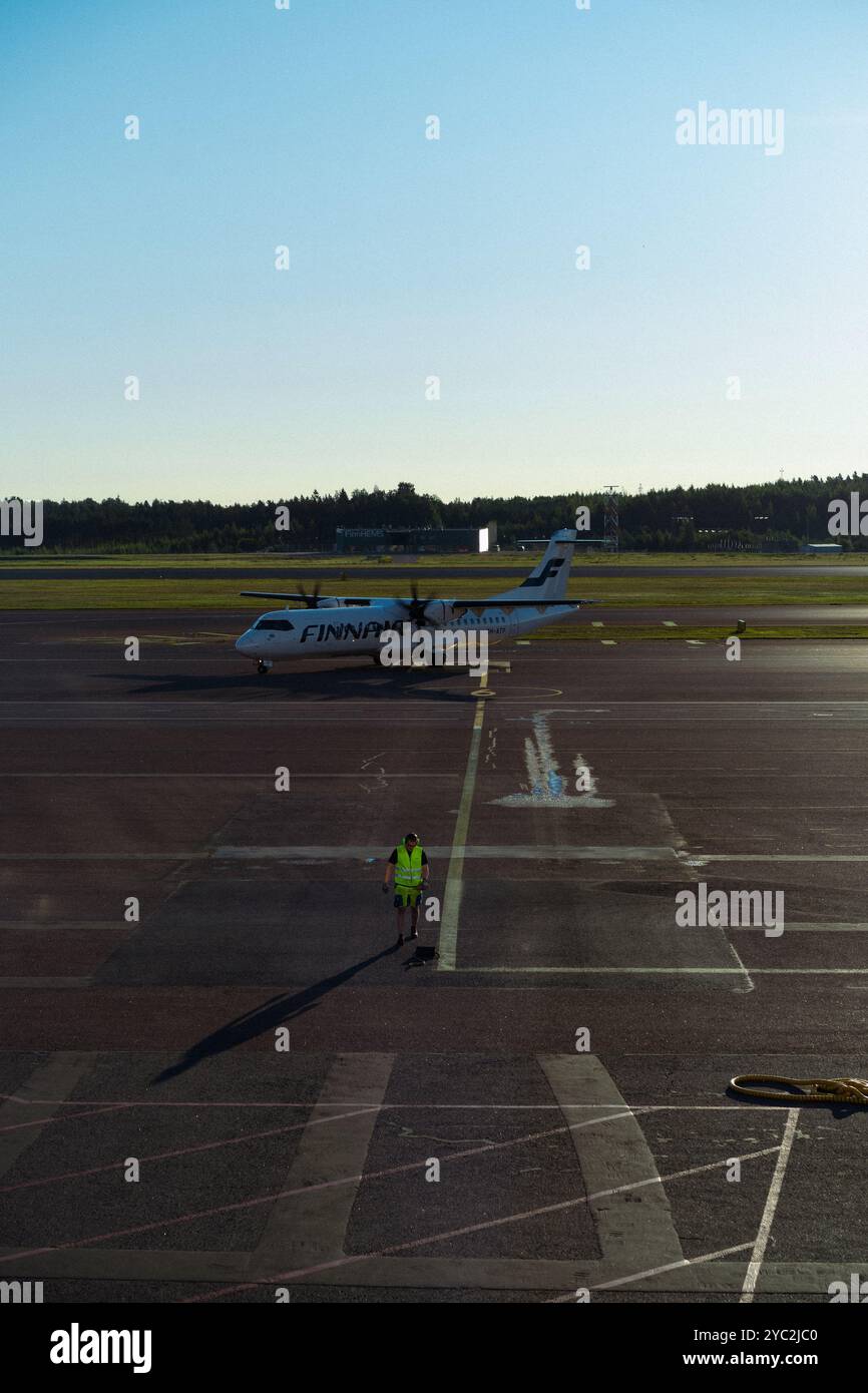 Airport workers prepare the plane for departure Stock Photo - Alamy