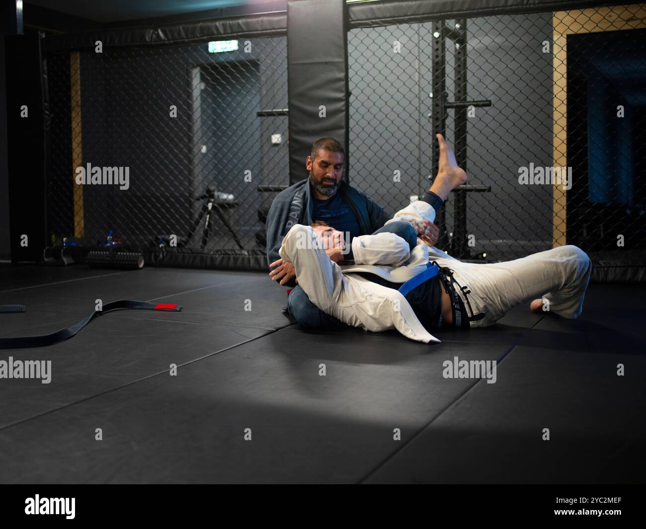 Brazilian Jiu jitsu black belt sparring with blue belt - BJJ Stock Photo - Alamy
