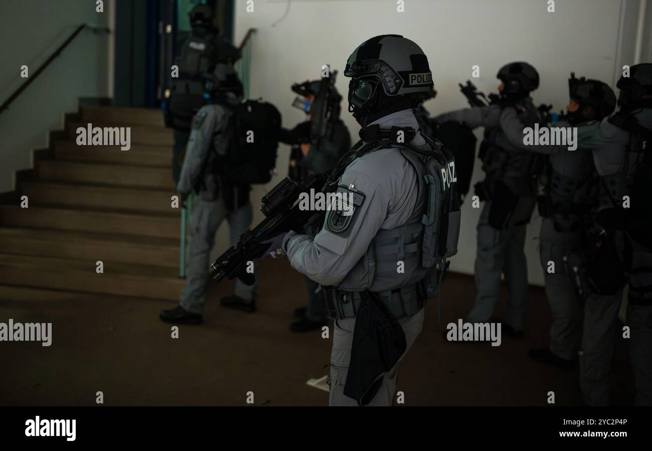 Uelzen, Germany. 25th Sep, 2024. Federal police officers from the BFE ...