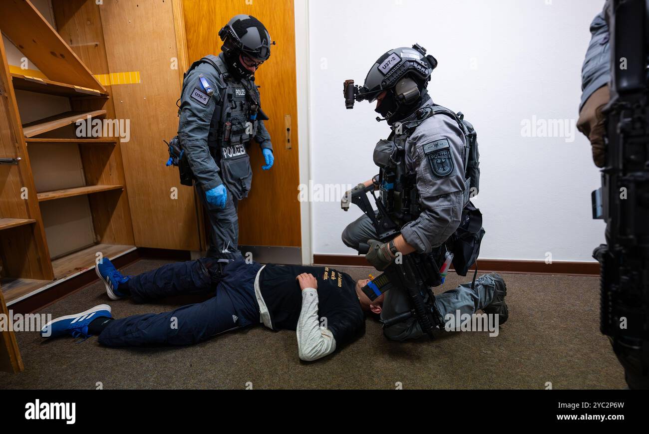 Uelzen, Germany. 25th Sep, 2024. Federal police officers from the BFE ...
