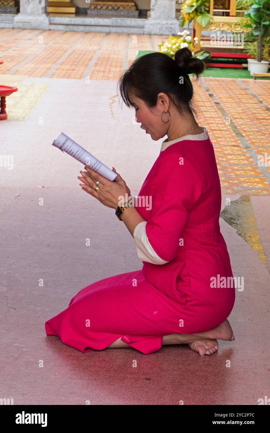 Thai woman praying at Doi Suthep, Buddhist temple near Chiang Mai ...