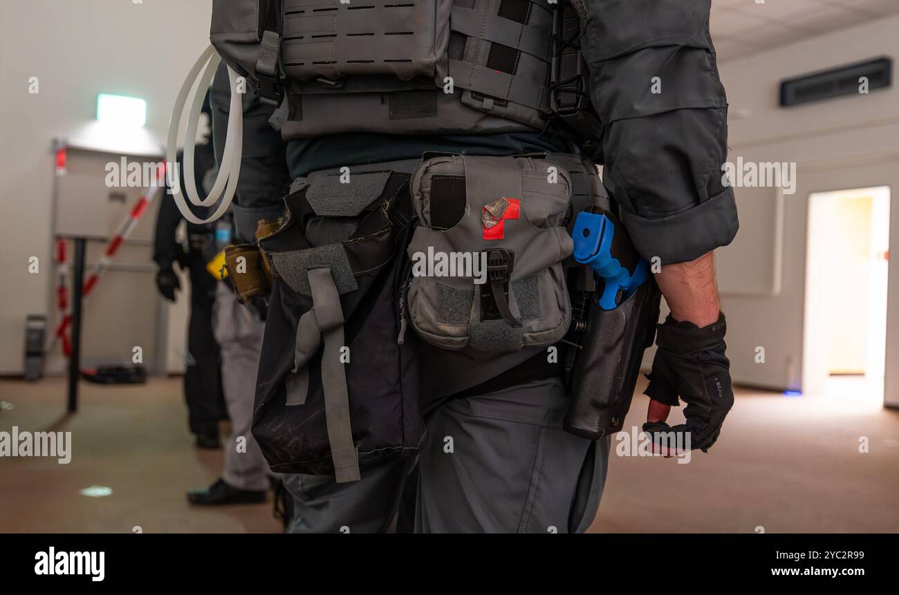 Uelzen, Germany. 25th Sep, 2024. A federal police officer from the BFE ...