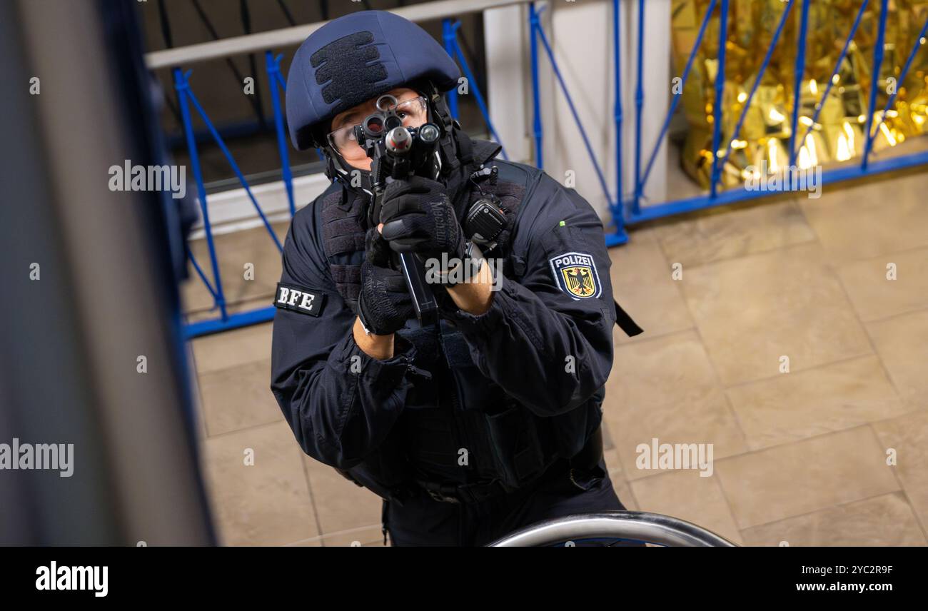 Mp5 submachine gun hi-res stock photography and images - Alamy