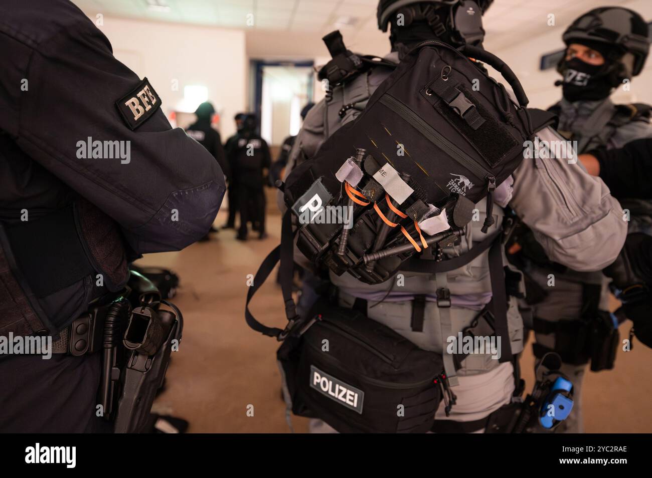 Uelzen, Germany. 25th Sep, 2024. A federal police officer from the BFE ...