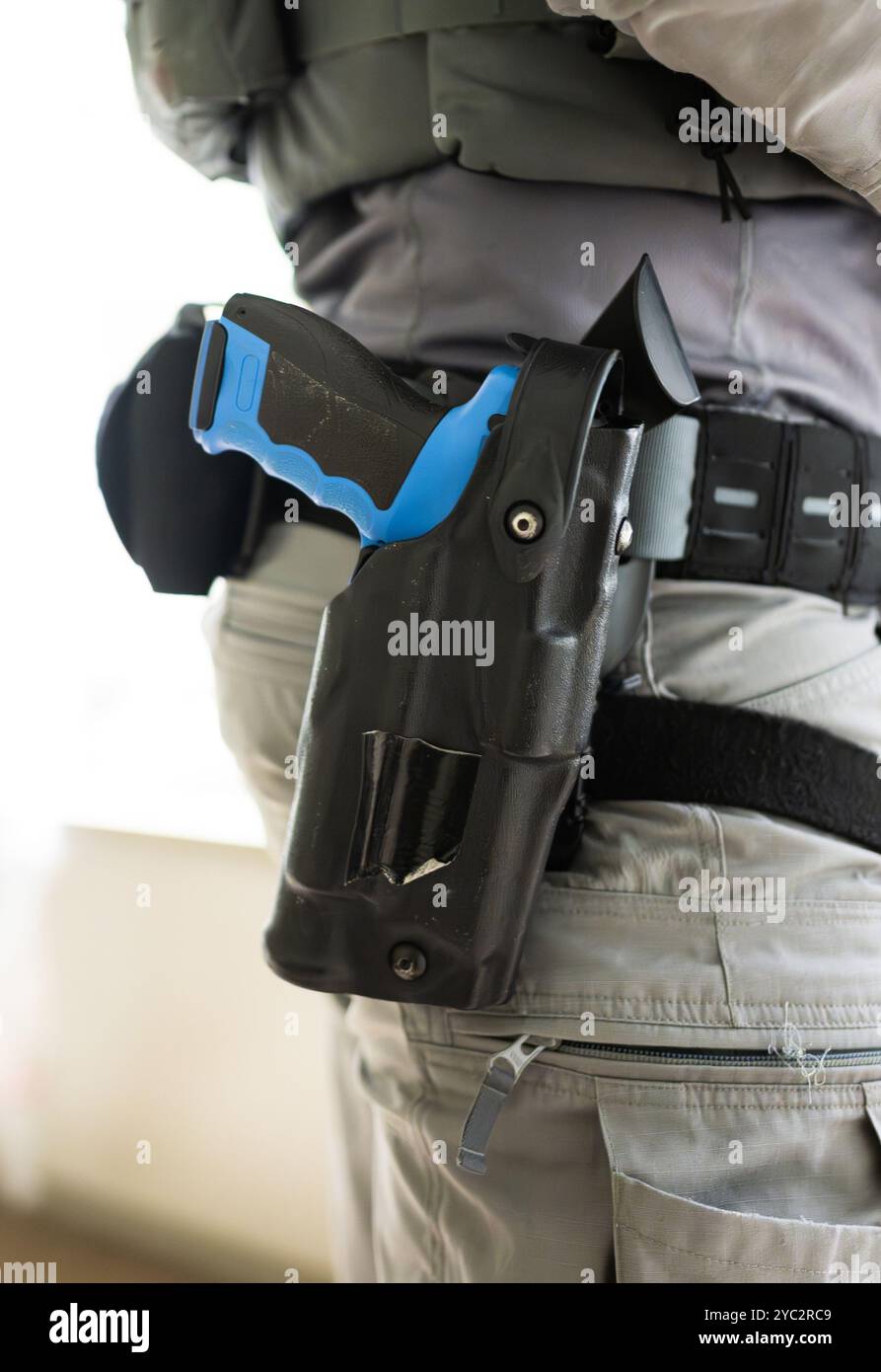 Uelzen, Germany. 25th Sep, 2024. A federal police officer from the BFE ...