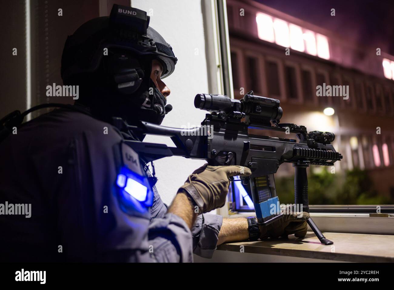 Uelzen, Germany. 25th Sep, 2024. A federal police officer from the BFE ...