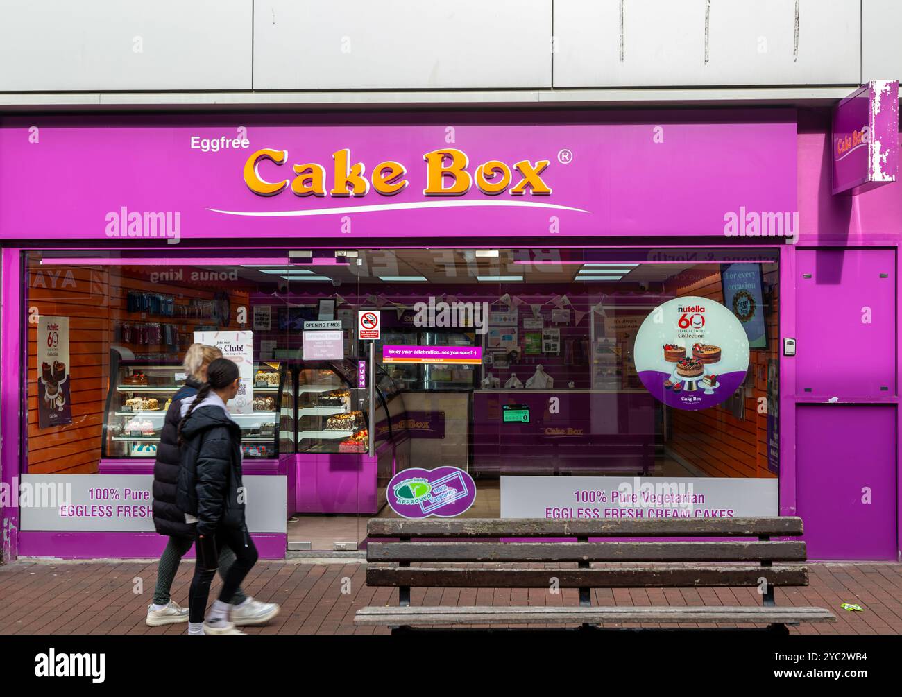 Cake box egg free hi-res stock photography and images - Alamy