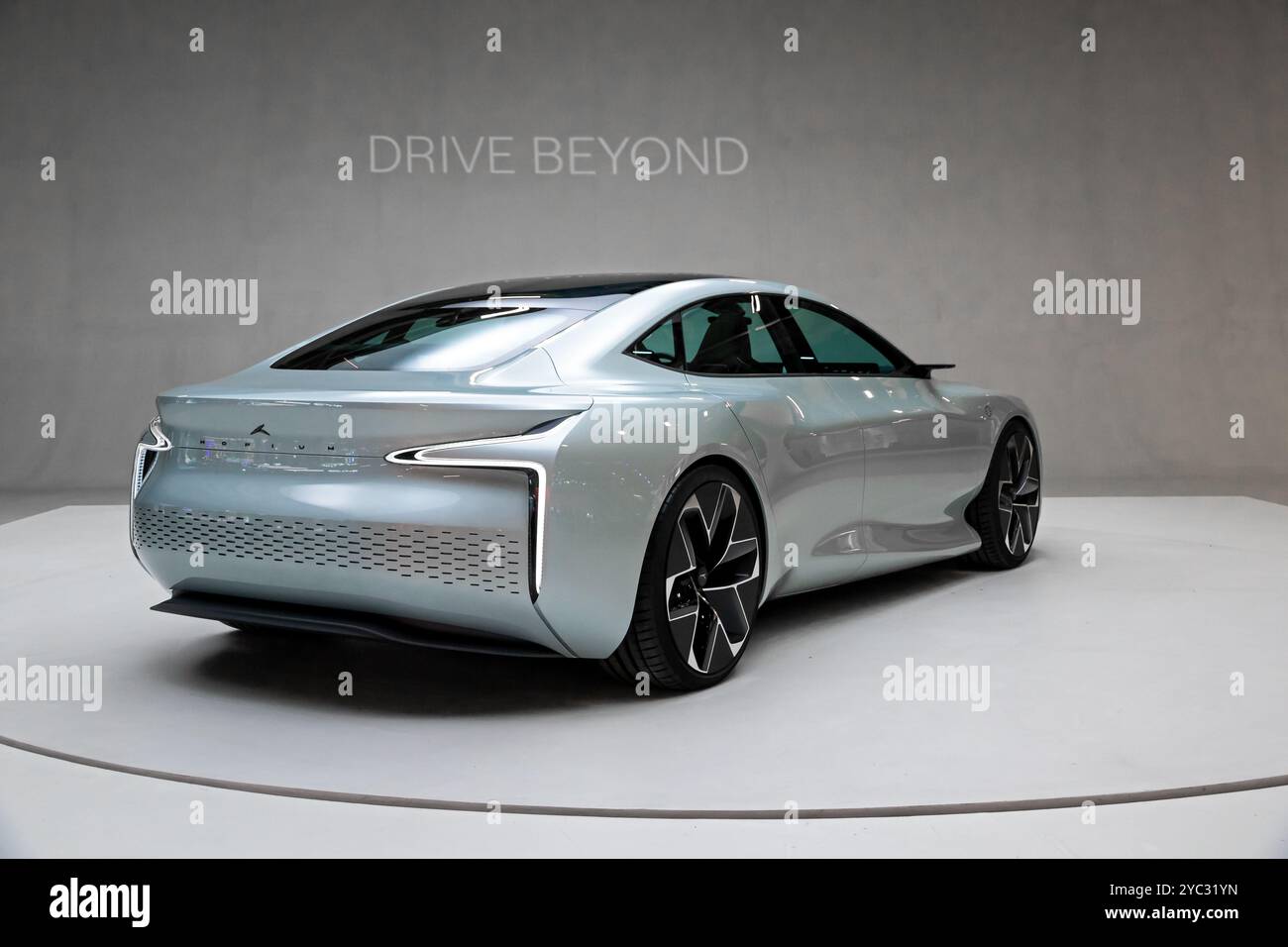 French start-up unveils Hopium Machina hydrogen-powered sedan car at ...