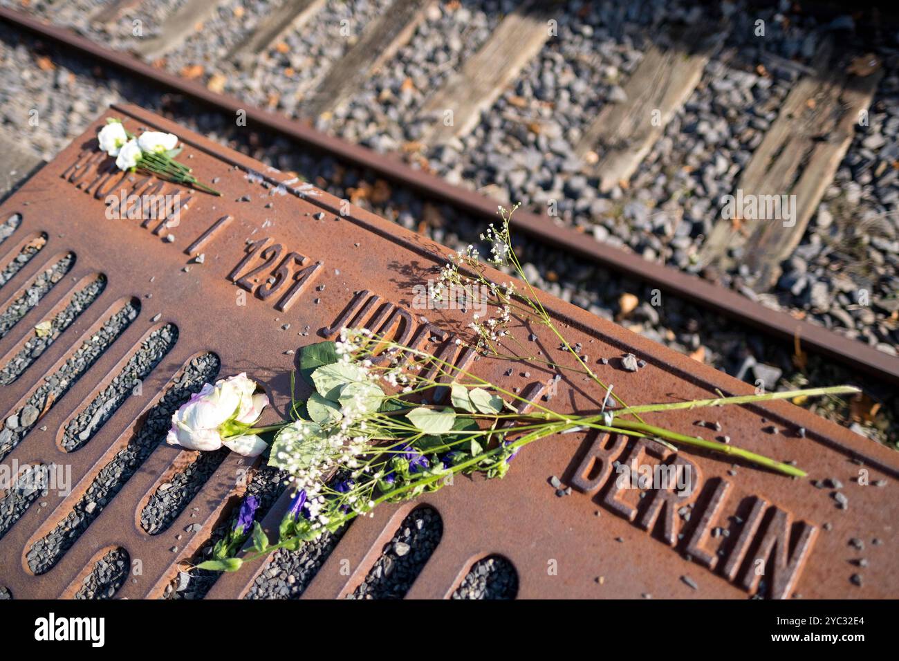 Blumen am Mahnmal Gleis 17 zur Erinnerung an die Deportation von Juden ...