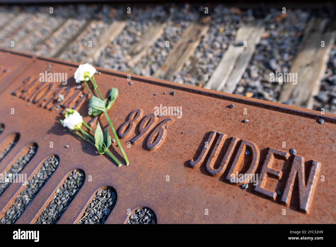 Blumen am Mahnmal Gleis 17 zur Erinnerung an die Deportation von Juden ...