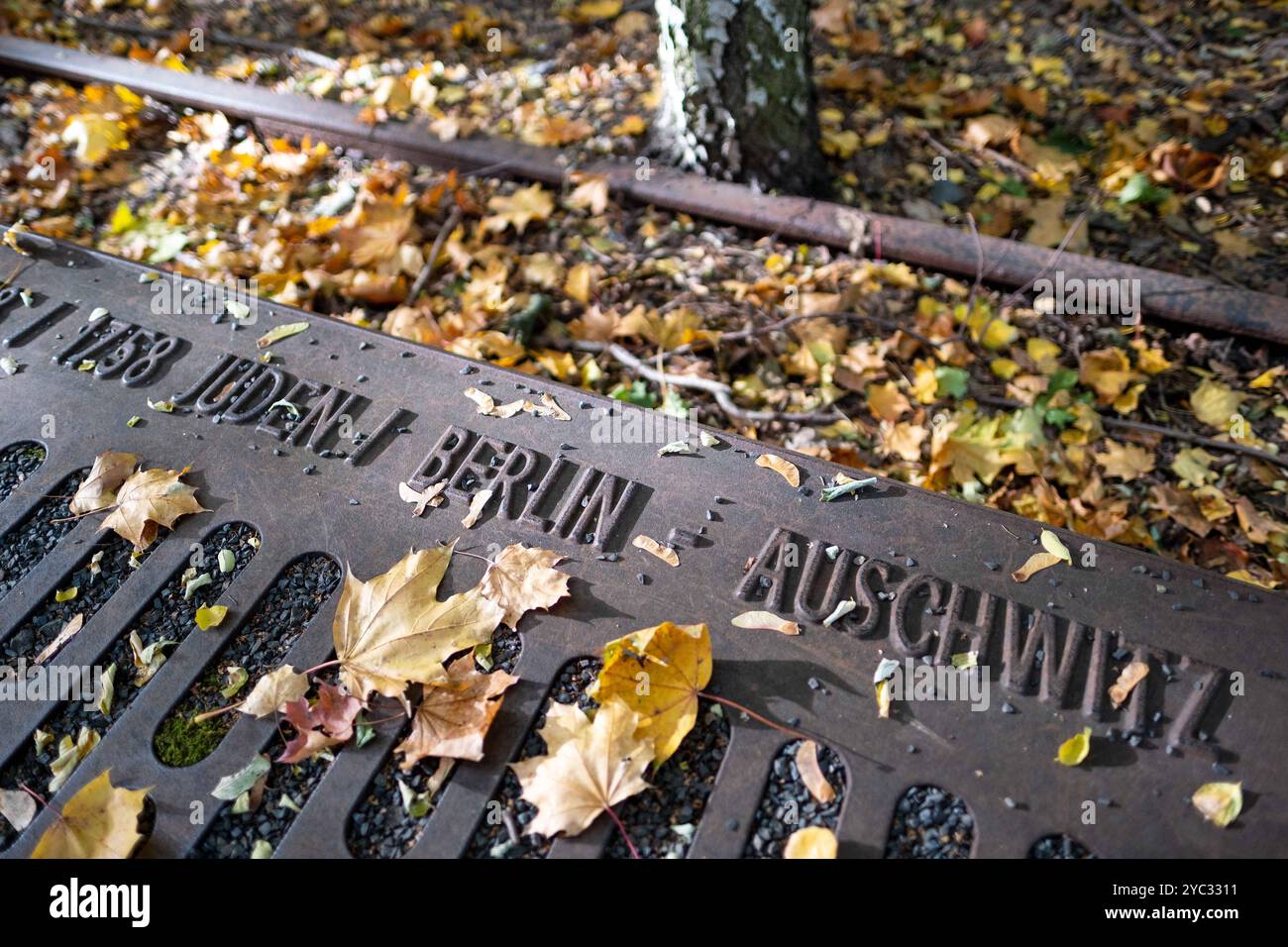 Mahnmal Gleis 17 zur Erinnerung an die Deportation von Juden mit der ...