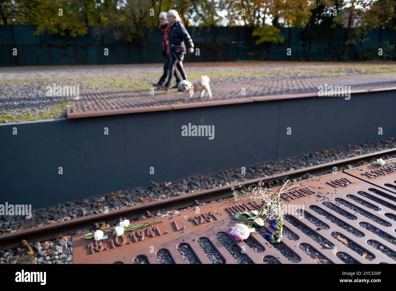 Blumen am Mahnmal Gleis 17 zur Erinnerung an die Deportation von Juden ...