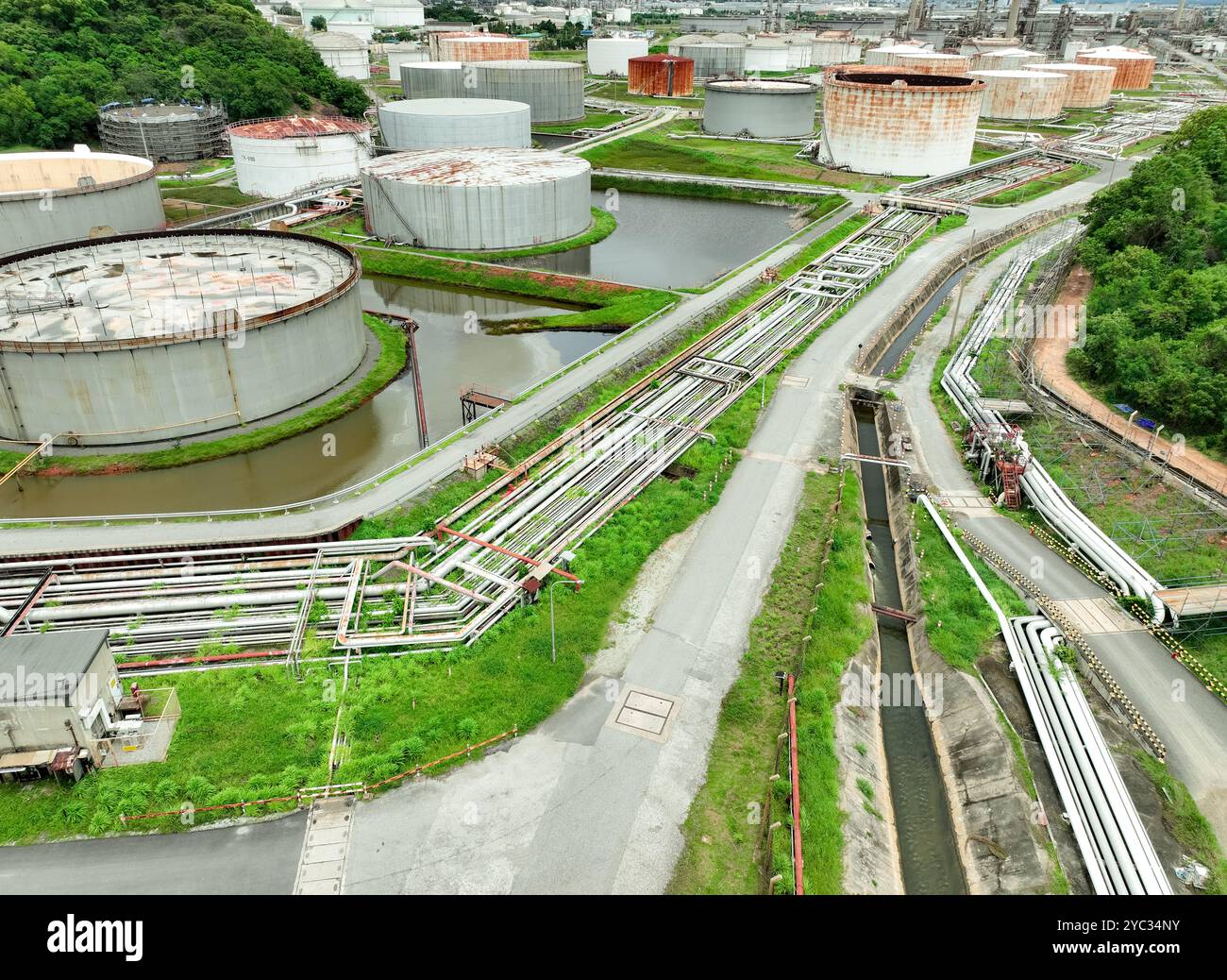 Crude oil extraction pipeline hi-res stock photography and images - Alamy