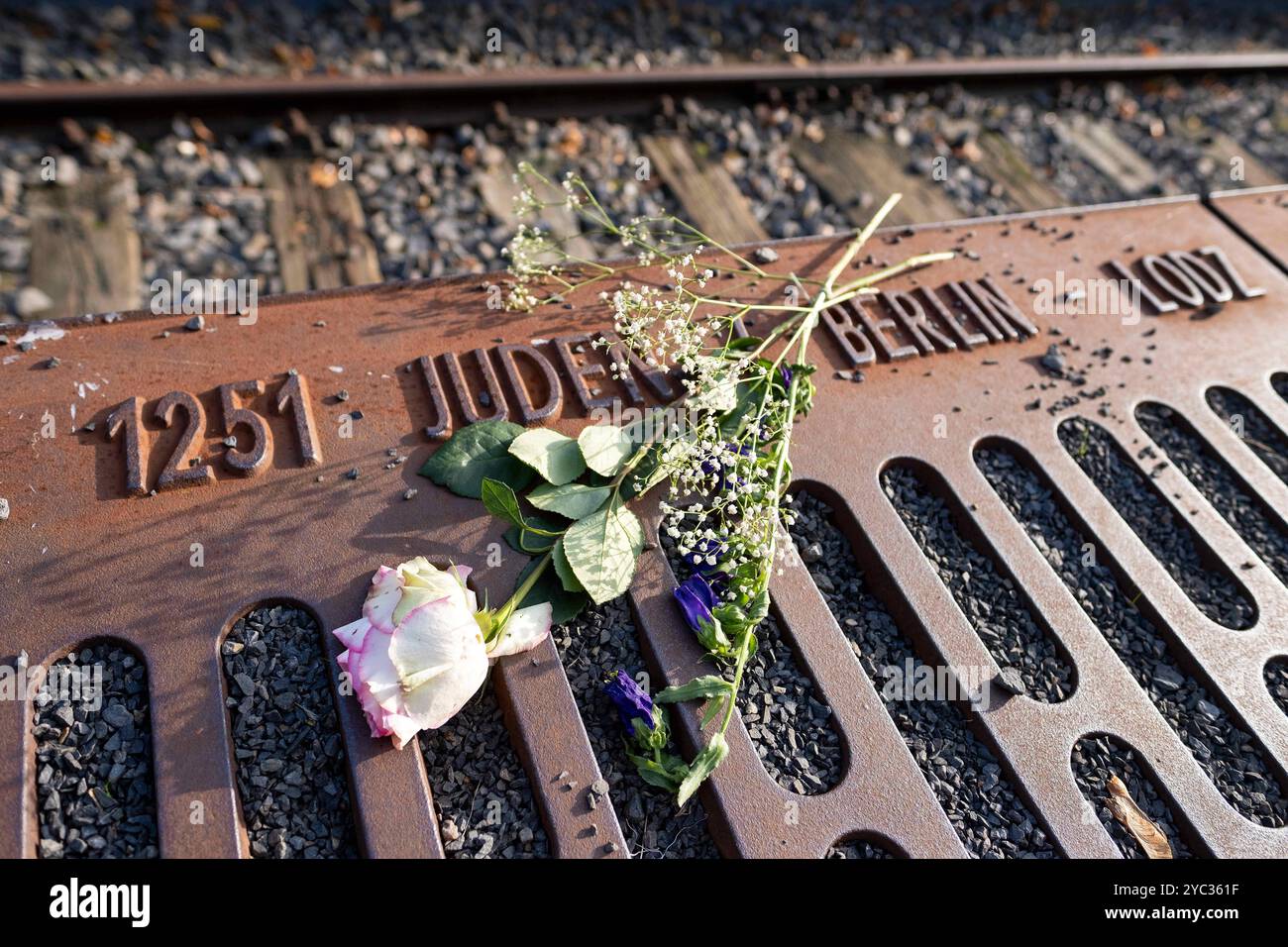 Blumen am Mahnmal Gleis 17 zur Erinnerung an die Deportation von Juden ...