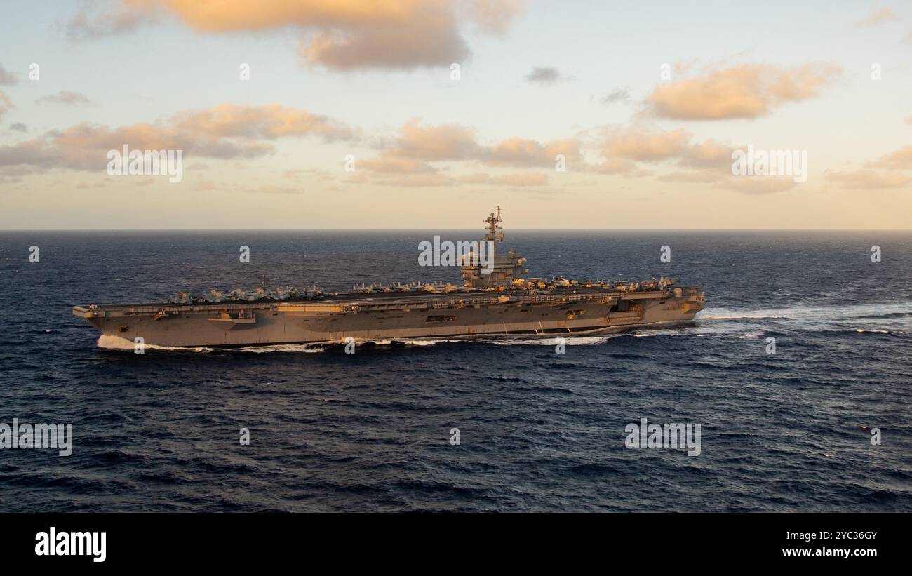 Nimitz-class aircraft carrier USS George Washington (CVN 73) steams in the Pacific Ocean, Oct ...