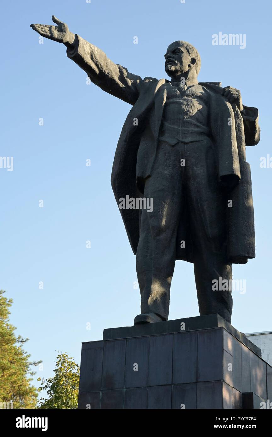 KYRGYZSTAN, capital city Bishkek, W.I. Lenin statue erected in 1984 ...