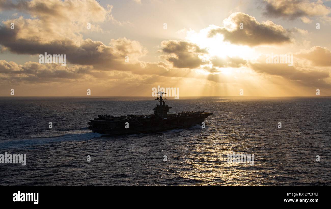 Nimitz-class aircraft carrier USS George Washington (CVN 73) steams in the Pacific Ocean, Oct ...