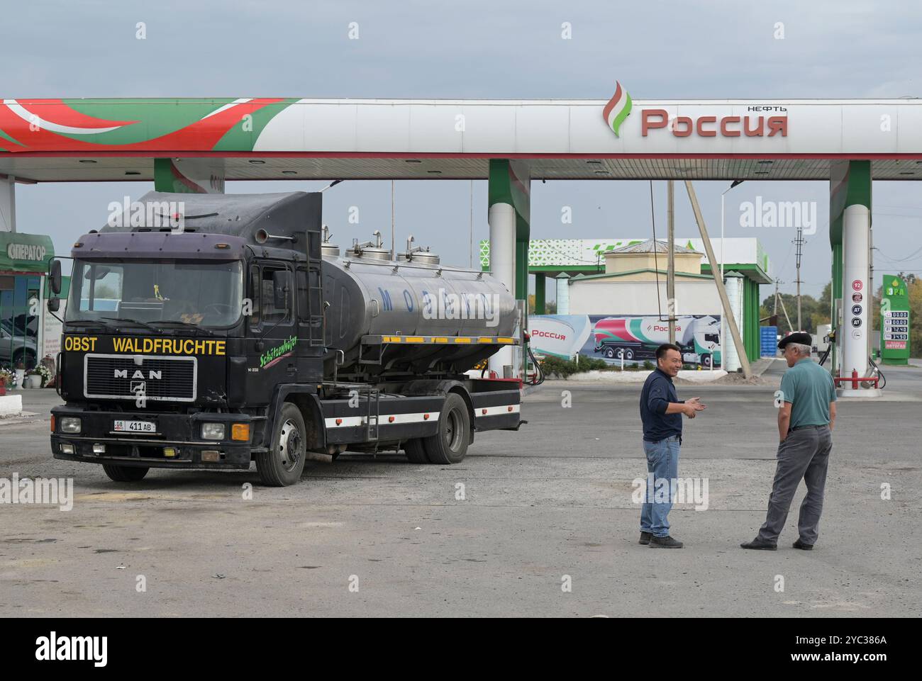 KYRGYZSTAN, russian fuel station Rossija Neft / KIRGISISTAN, russische ...