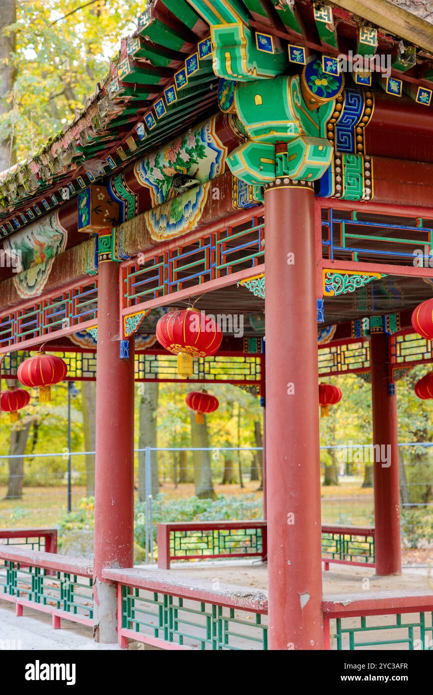Traditional chinese wooden gazebo hi-res stock photography and images ...