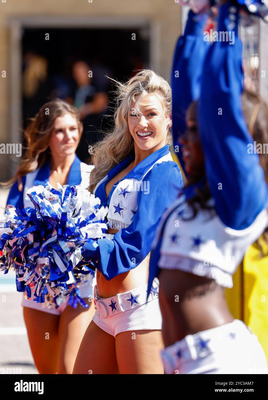 Dallas cowboys cheerleaders on drivers parade hi-res stock photography ...