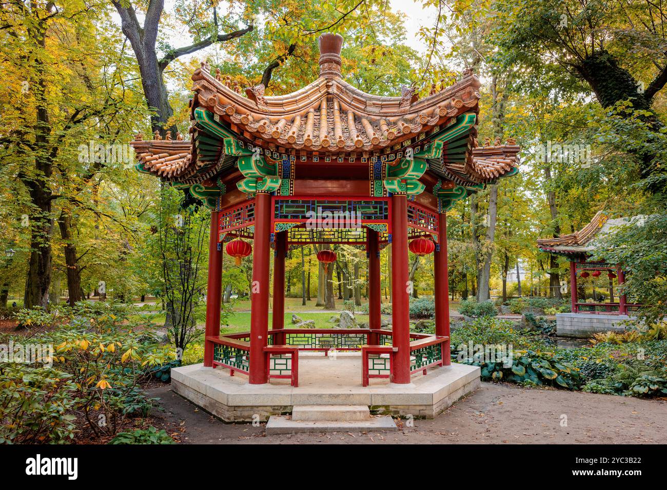 Traditional chinese wooden gazebo hi-res stock photography and images ...