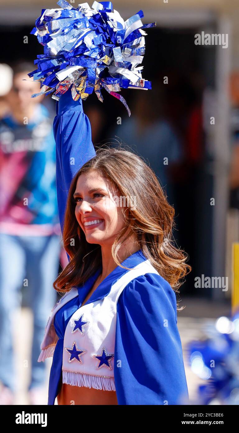 Dallas cowboys cheerleaders on drivers parade hi-res stock photography ...
