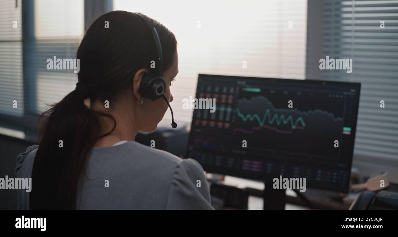 Female stock trader working hi-res stock photography and images - Alamy