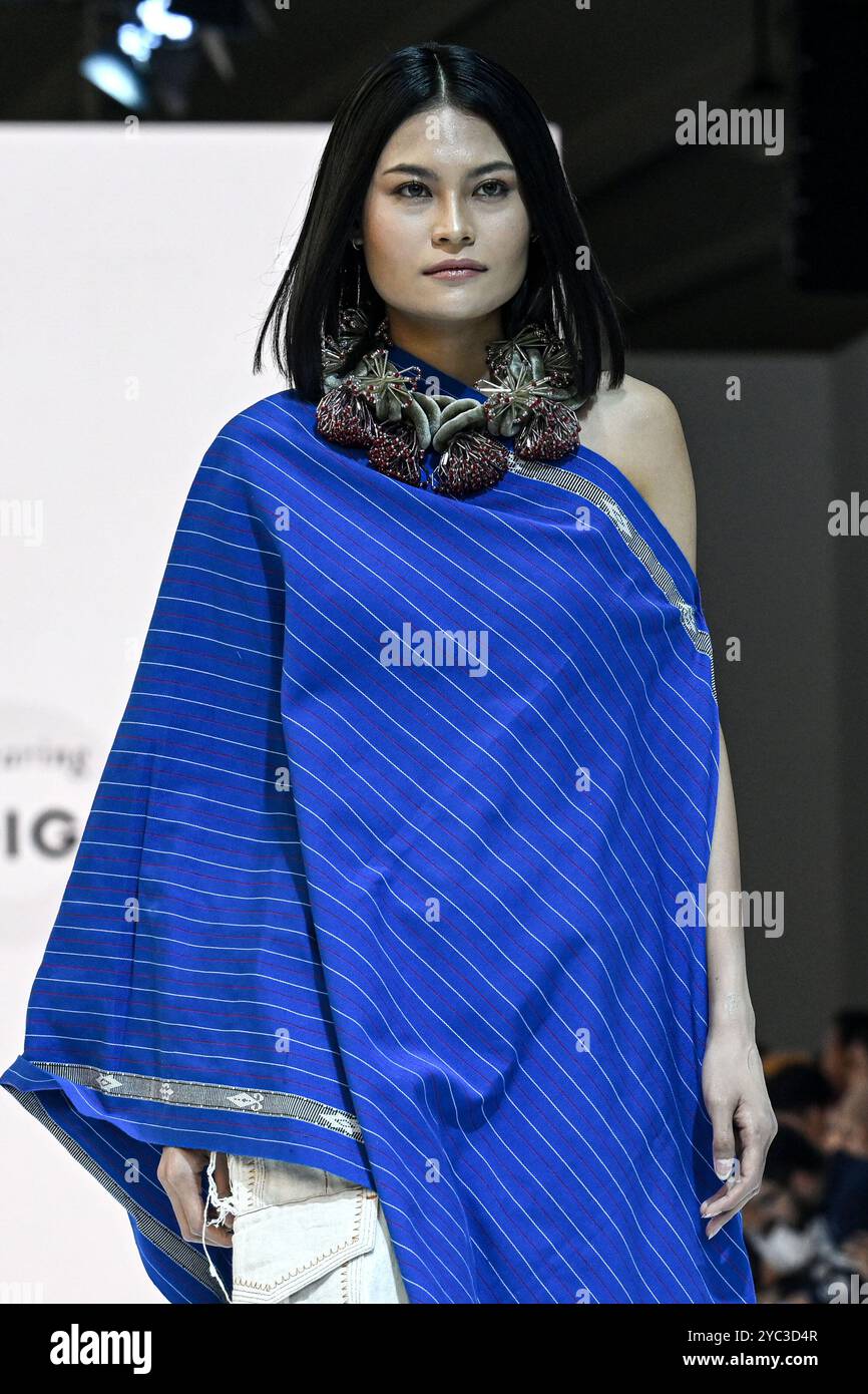 Jakarta, Indonesia. 21st Oct, 2024. A model presents a creation during ...