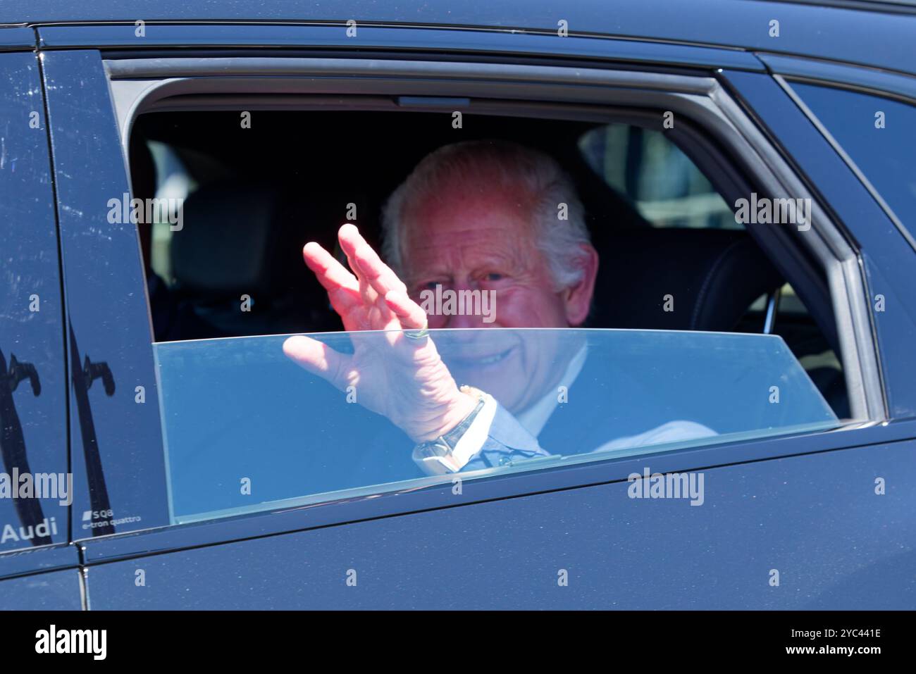 Canberra, Australia. 21st Oct, 2024. King Charles III waves to the public for their visit to the ...