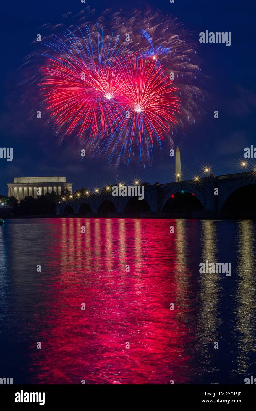 Independence Day Fireworks explode above The Lincoln Memorial, The ...