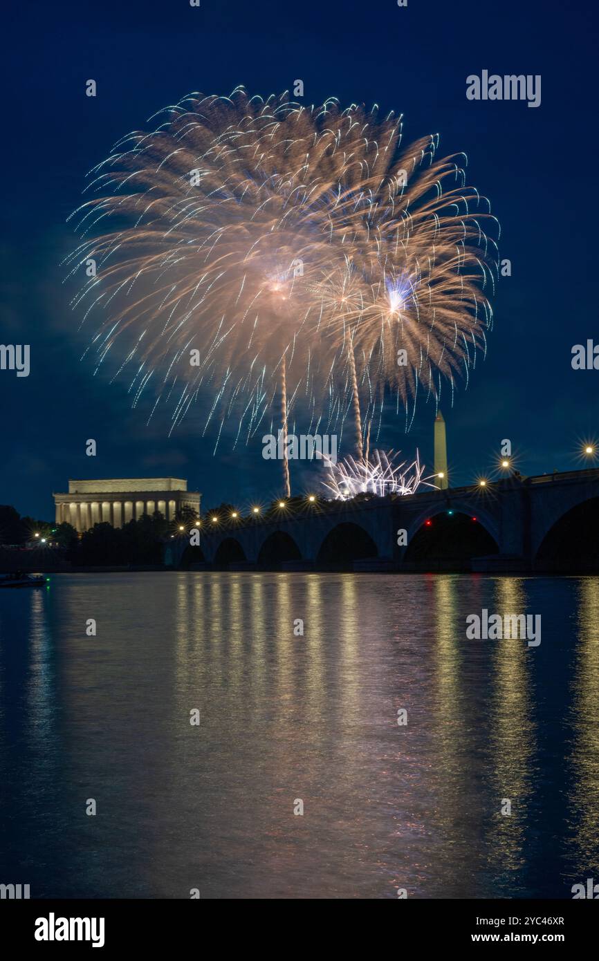 Independence Day Fireworks explode above The Lincoln Memorial, The ...