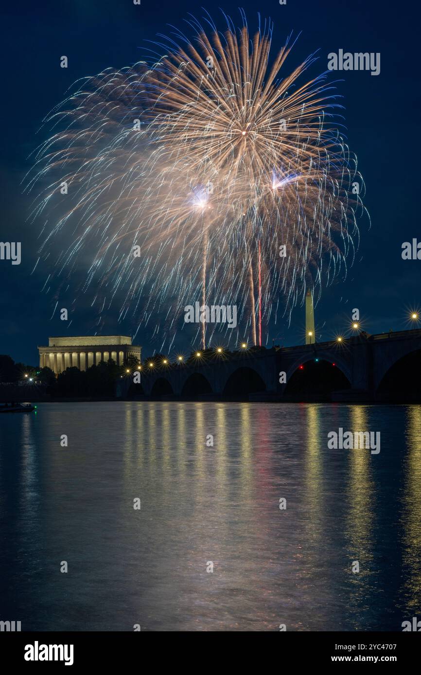 Independence Day Fireworks explode above The Lincoln Memorial, The ...
