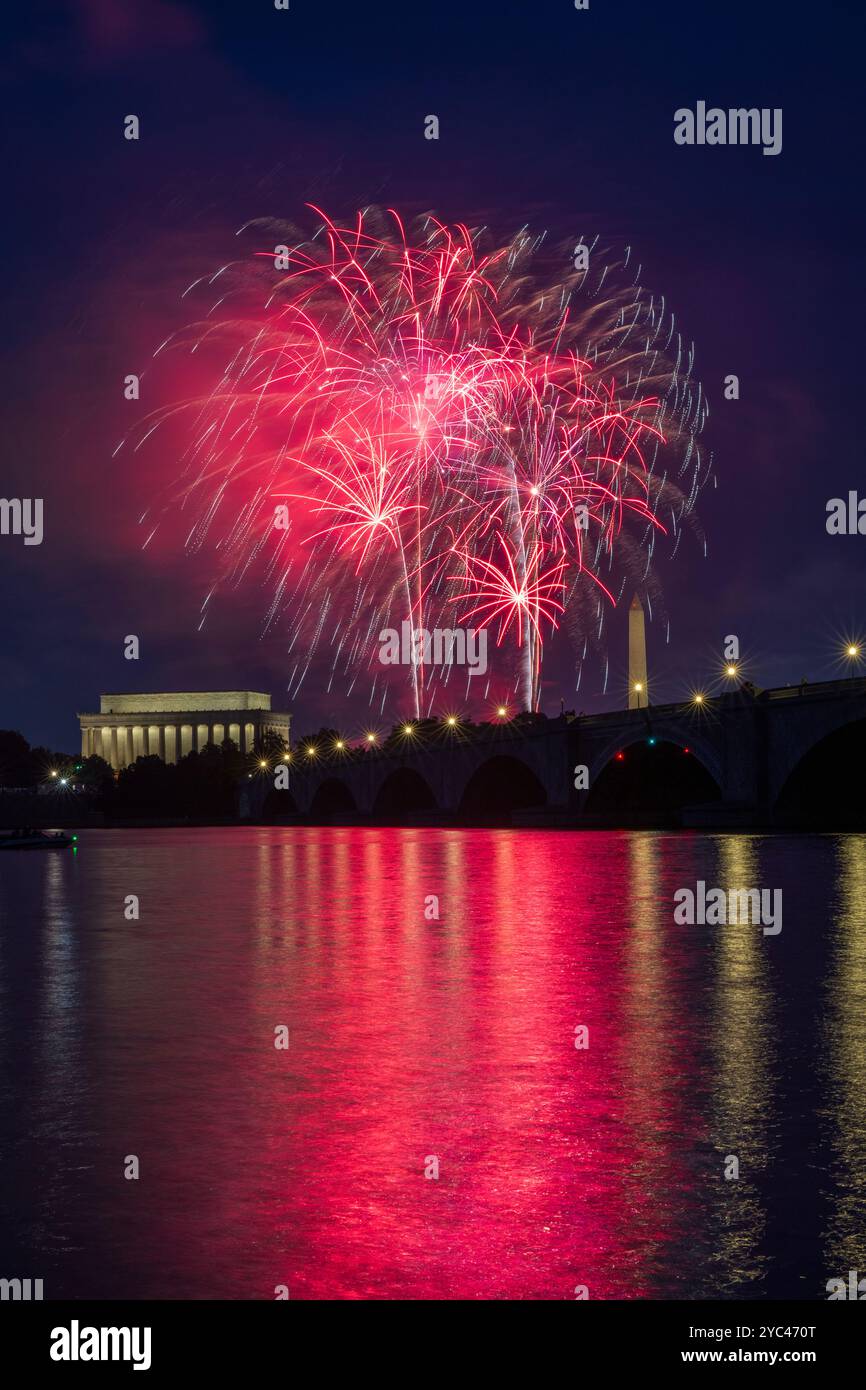 Independence Day Fireworks explode above The Lincoln Memorial, The ...