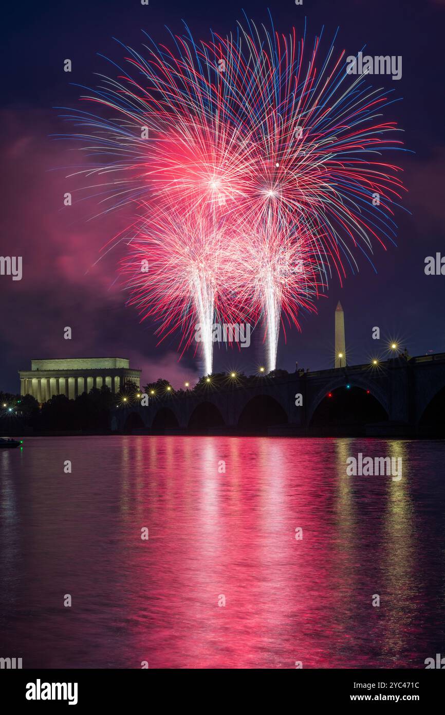 Independence Day Fireworks explode above The Lincoln Memorial, The ...