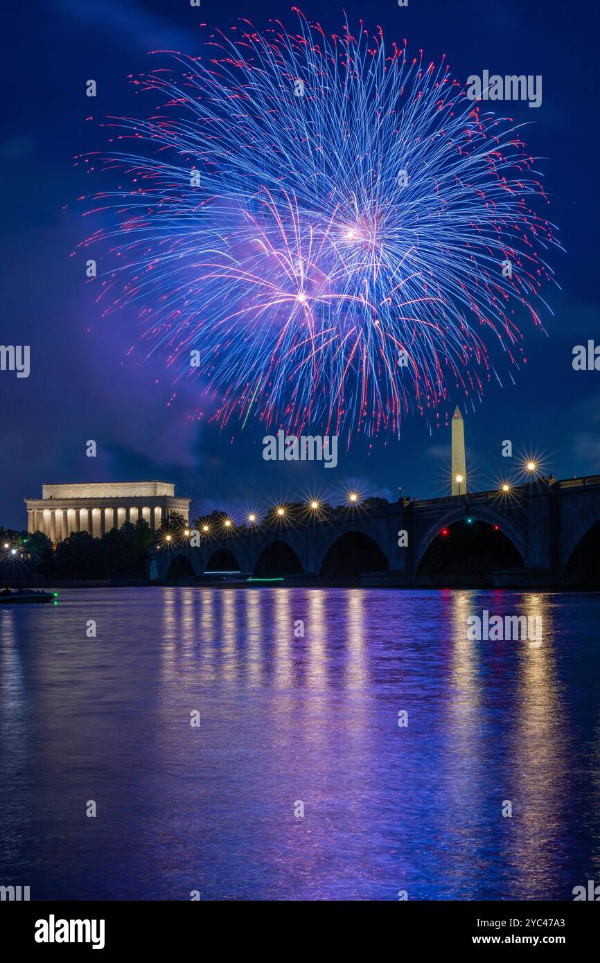 Independence Day Fireworks explode above The Lincoln Memorial, The ...
