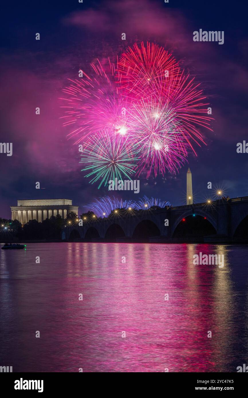 Independence Day Fireworks explode above The Lincoln Memorial, The ...